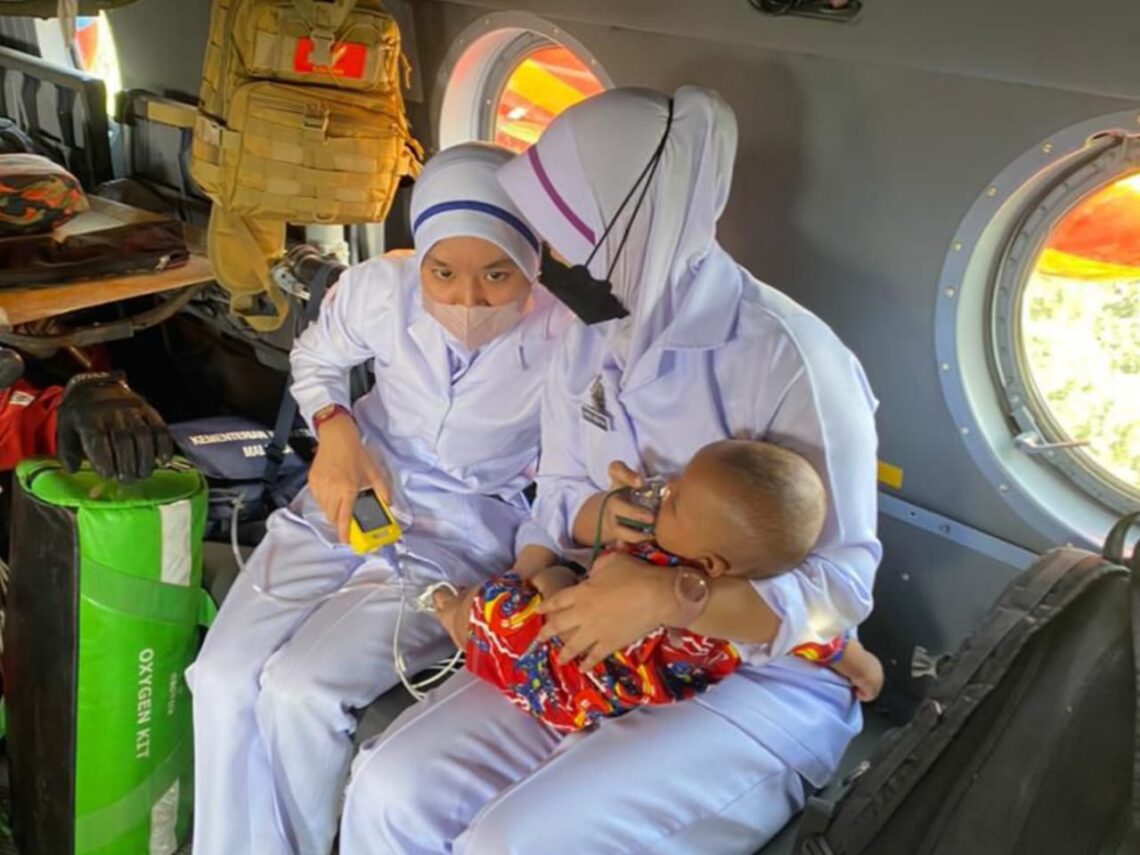 Bayi Orang Asli sukar bernafas naik helikopter bomba ke hospital ...