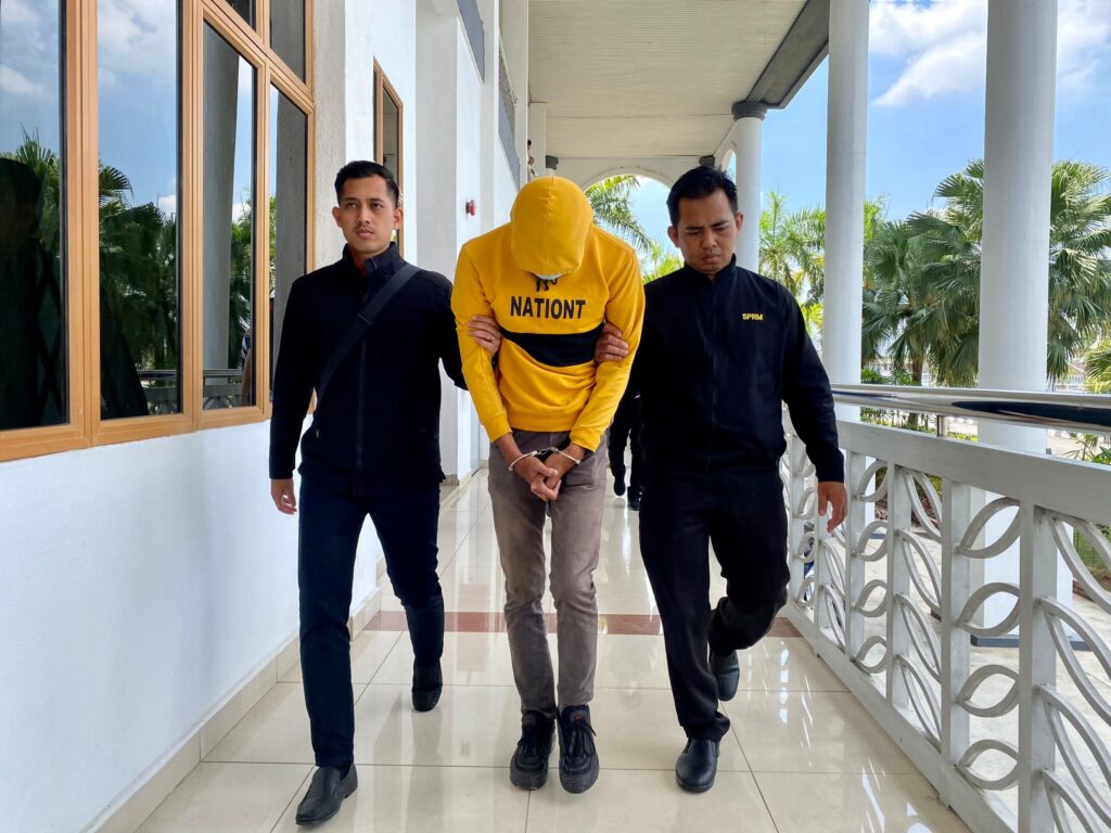 Lans Koperal berdepan 24 pertuduhan rasuah - Kosmo Digital