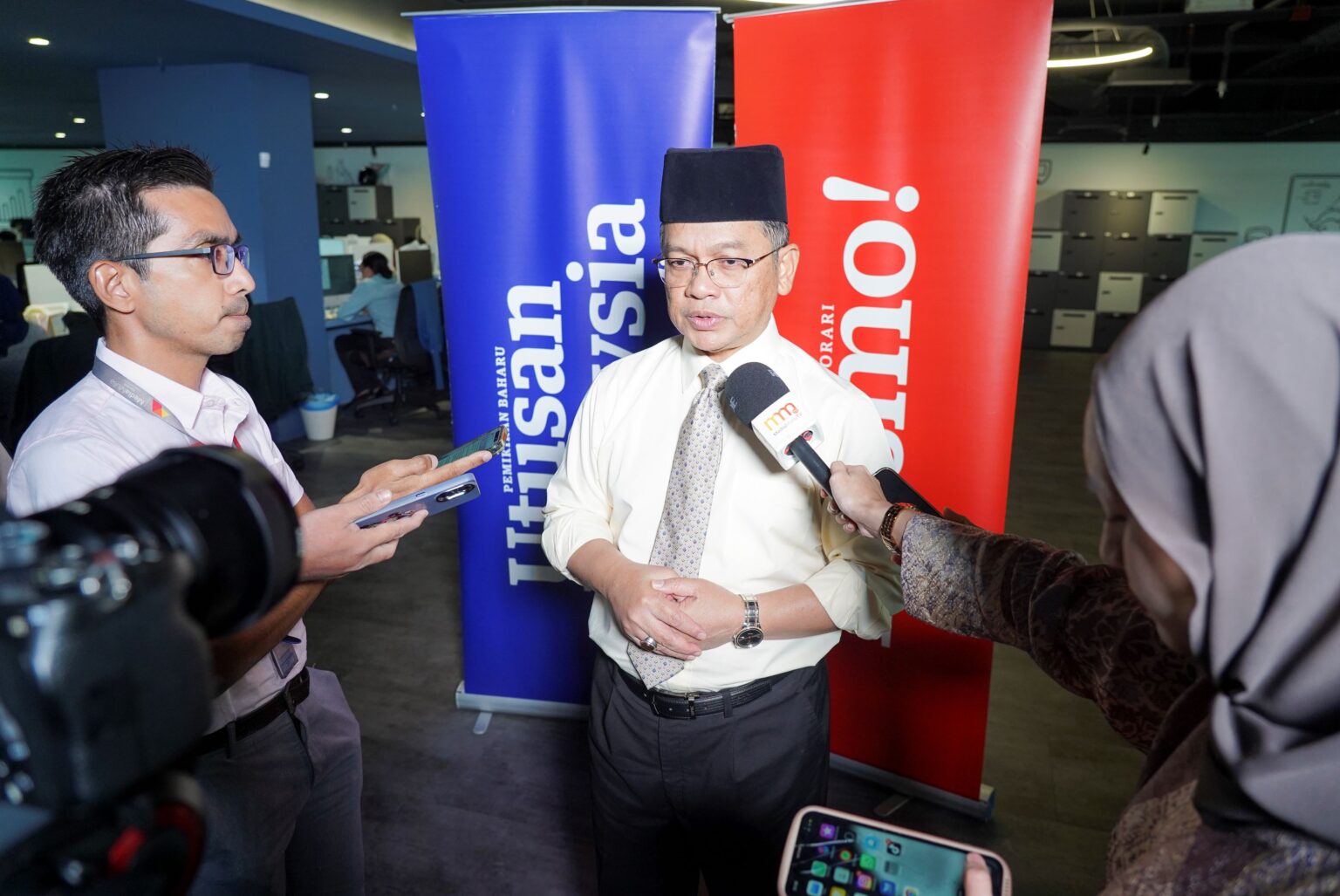 Mohon maaf tidak cukup, perlu dikenakan tindakan - Kosmo Digital