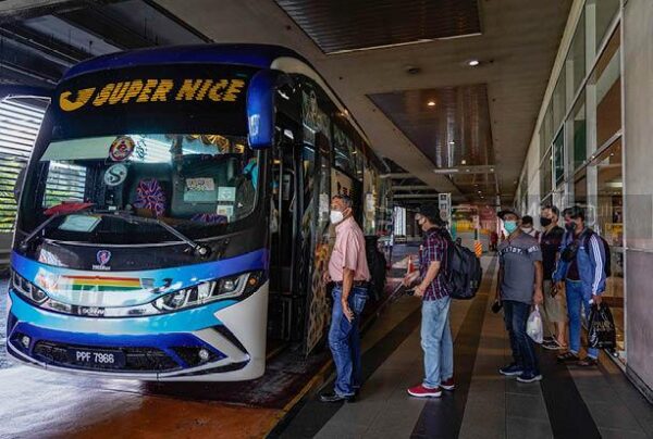 Bas ekspres boleh turunkan pelajar dalam kampus - Anthony - Kosmo Digital