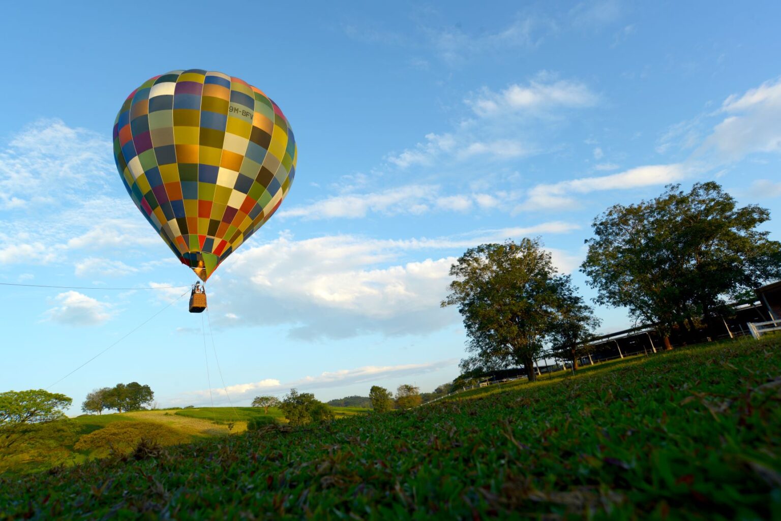 Melihat panorama fajar dari belon udara panas - Kosmo Digital