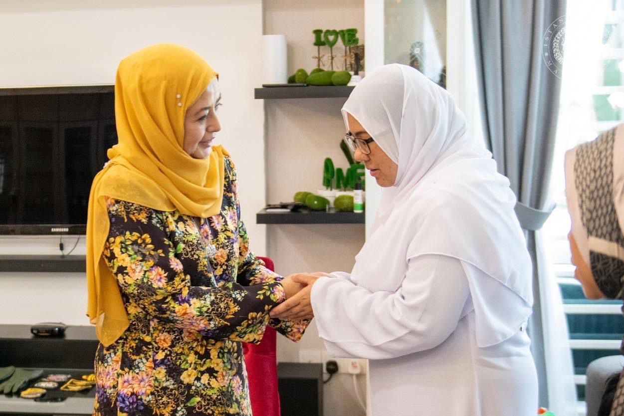 Raja Permaisuri Agong berkenan santuni keluarga mangsa nahas helikopter - Kosmo Digital