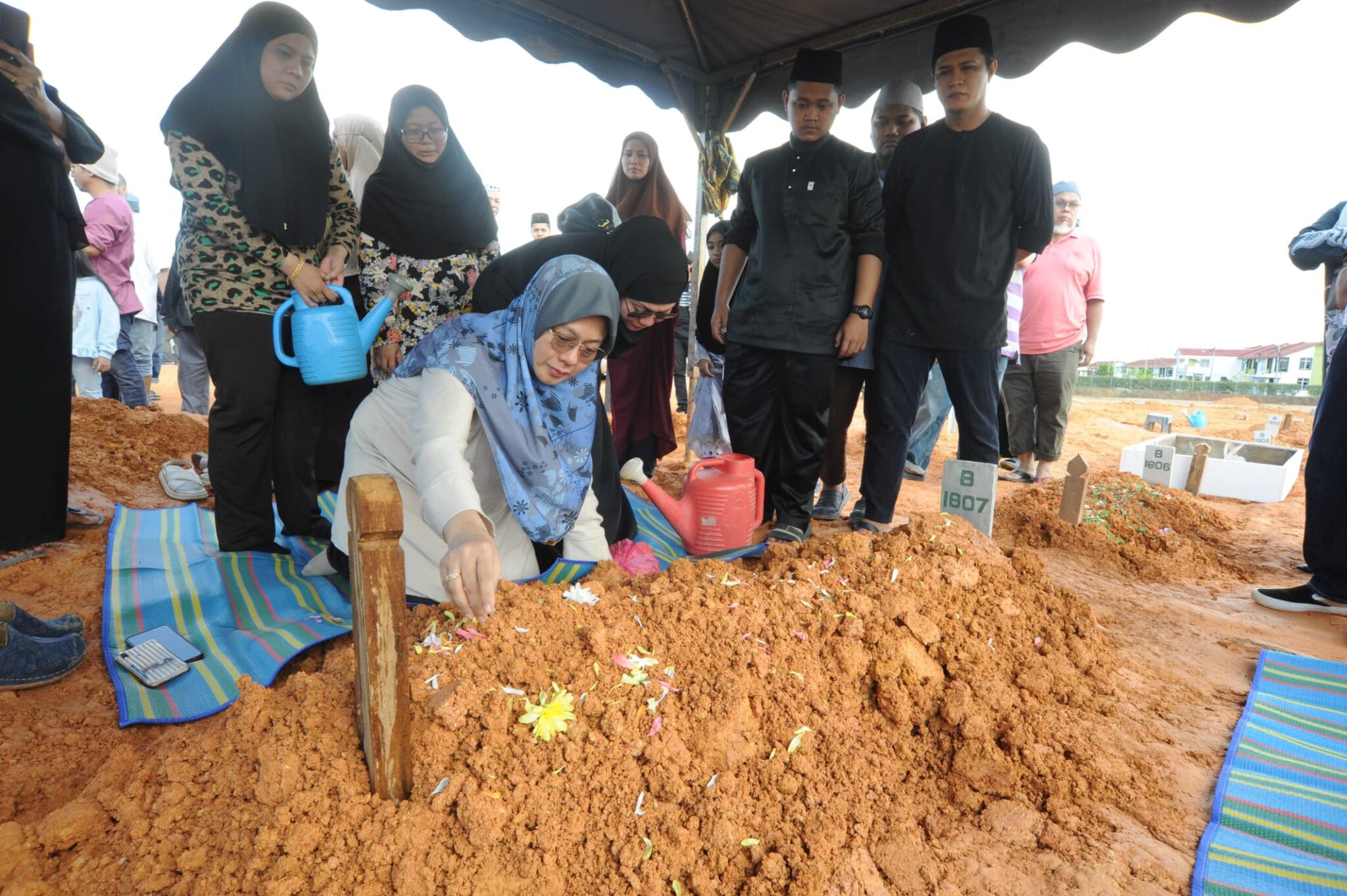 Jenazah A. Halim selamat disemadikan - Kosmo Digital