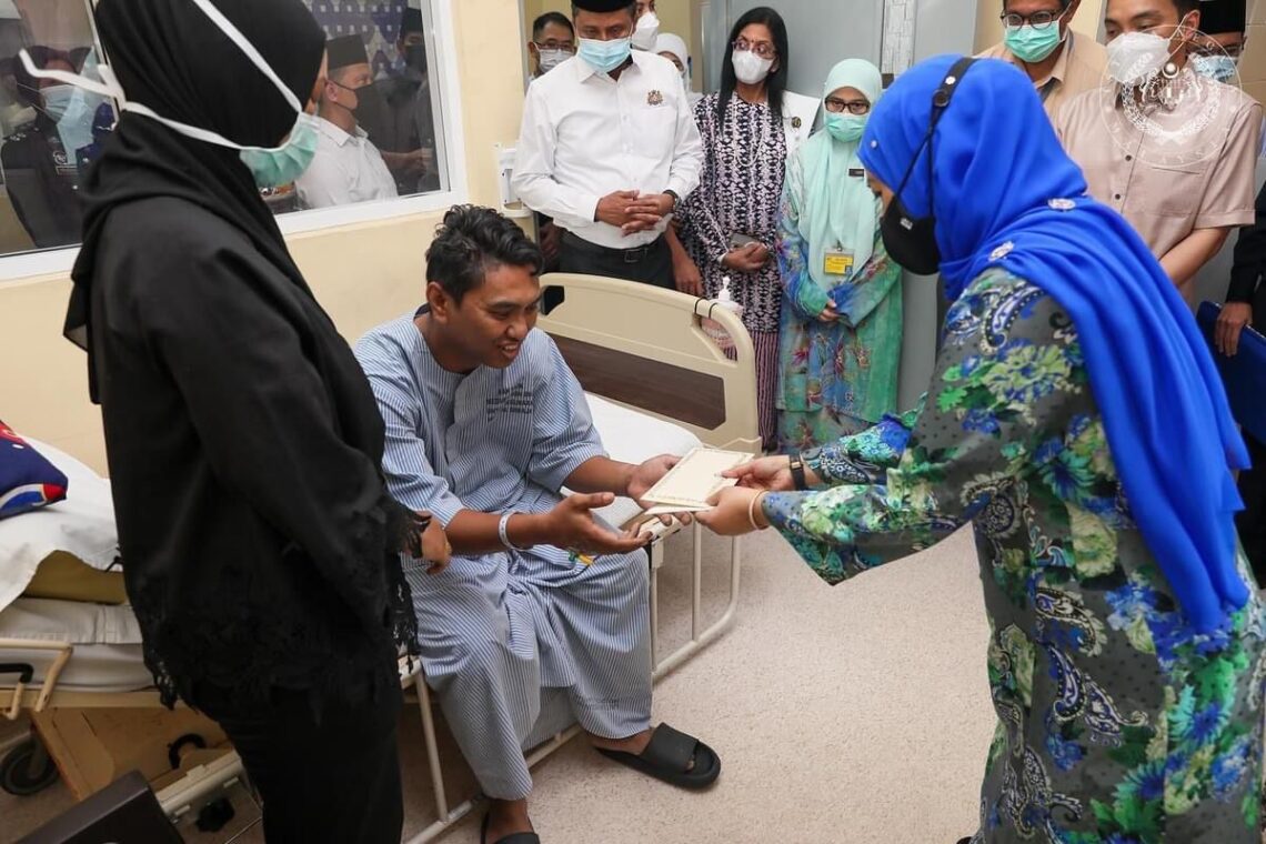 Serangan balai polis: Raja Permaisuri Agong lawat Koperal Mohd. Hasif ...