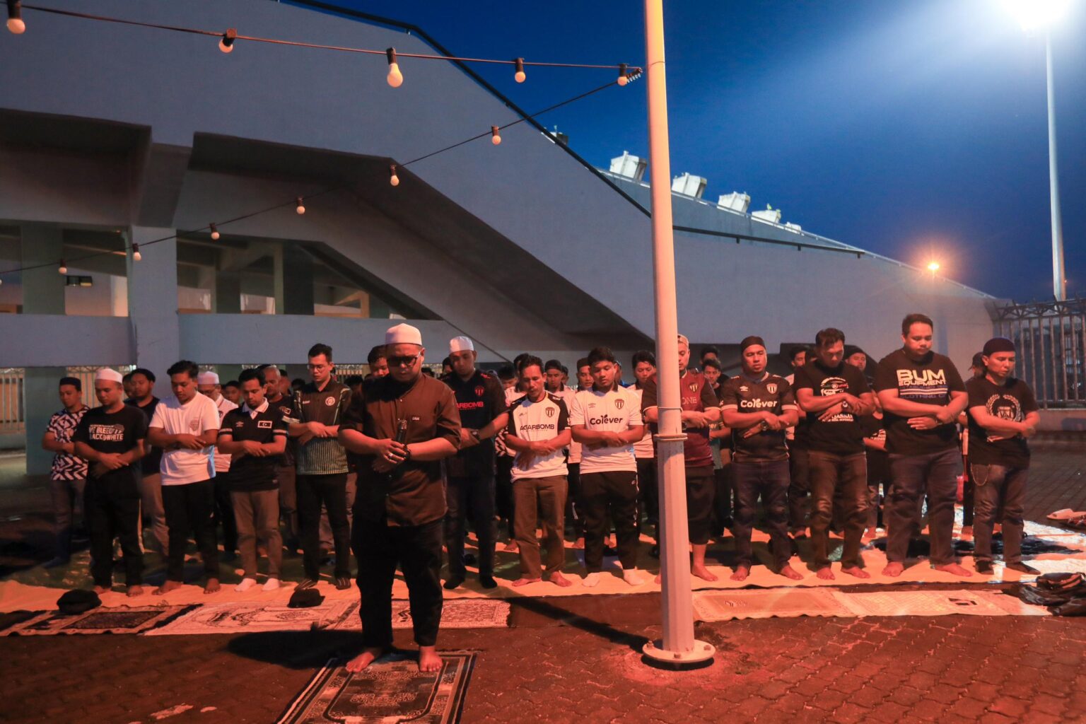 Penyokong TFC solat hajat mohon kesembuhan Akhyar, Faisal - Kosmo Digital