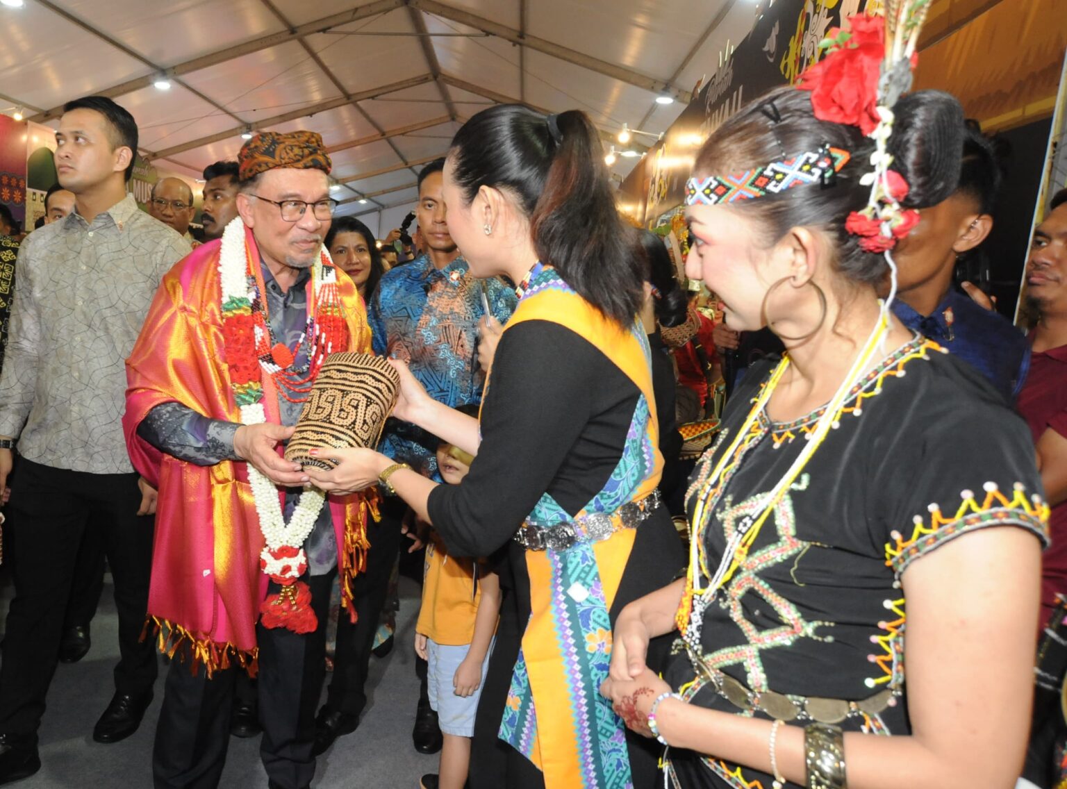 Kasih sayang, hormat-menghormati sesama insan lebih kuat dari toleransi ...