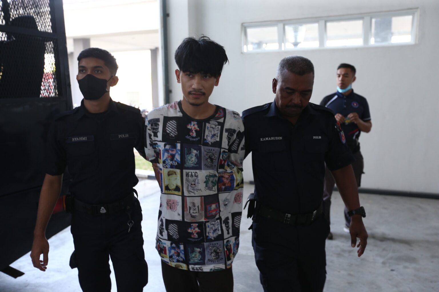 Tukang gunting didakwa terlibat jenayah rompakan bersenjata - Kosmo Digital