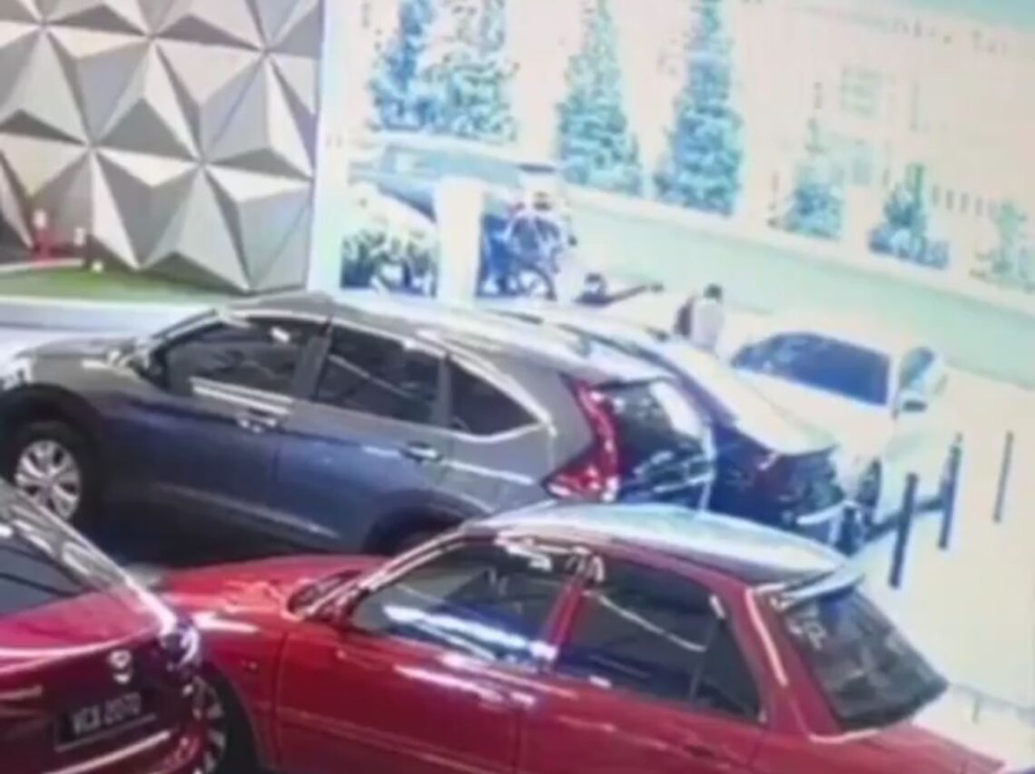 [VIDEO] CCTV Faisal Halim disimbah asid tular di media sosial - Kosmo ...