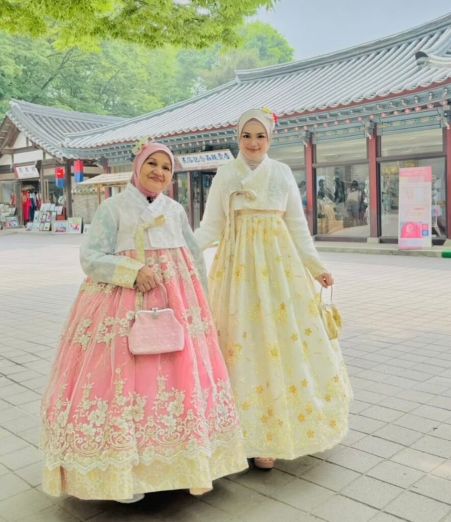 Comelnya Mak Salmah bercuti dengan anak, cucu! - Kosmo Digital