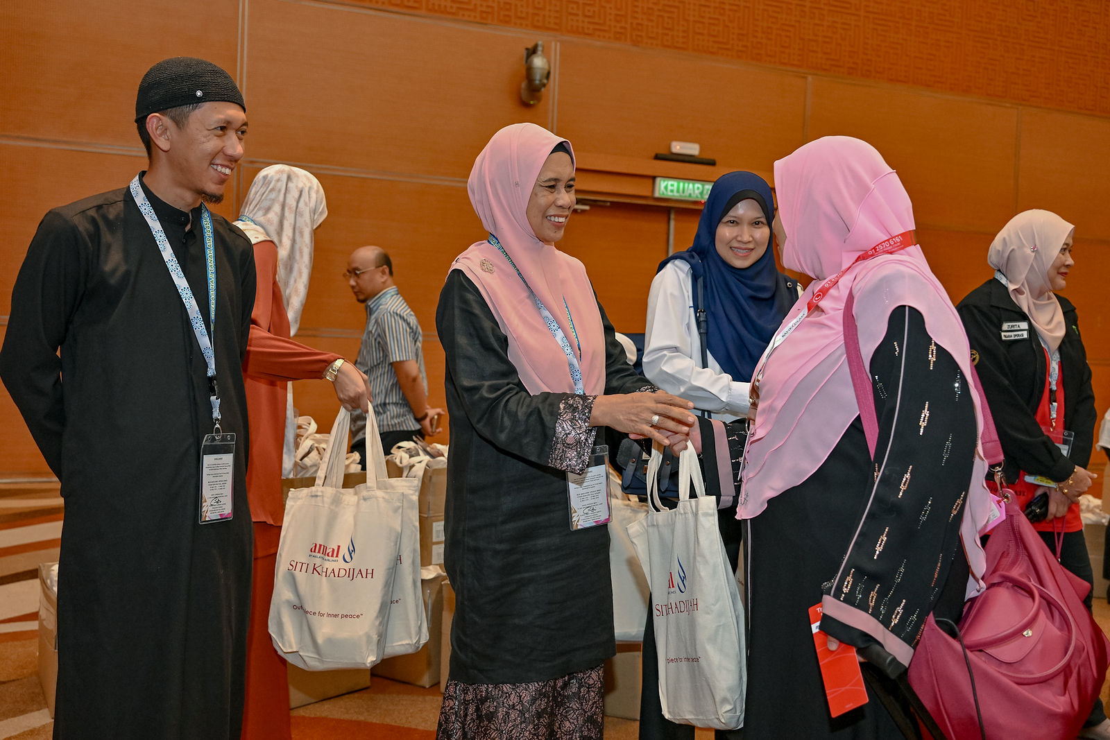 Amal, Siti Khadijah serah kit perjalanan kepada bakal jemaah haji ...