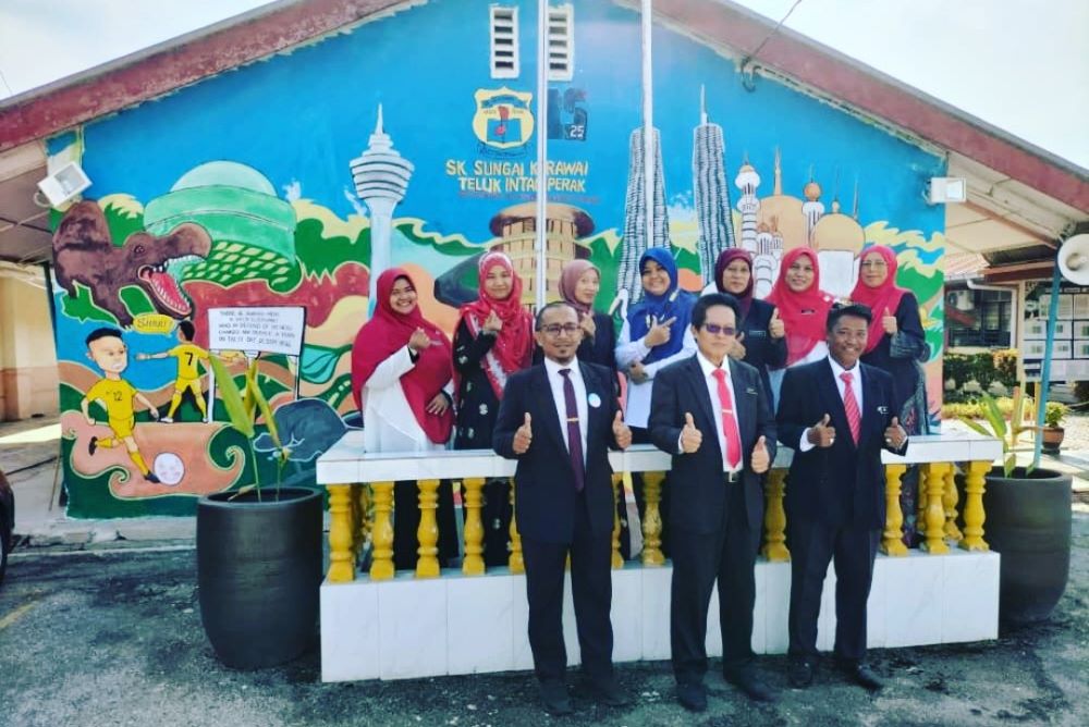Puas melakar di kertas, kartunis Gila-Gila beralih lukis mural sekolah ...