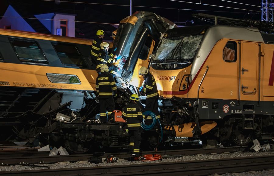 Kereta api berlanggar, 4 mati, puluhan cedera - Kosmo Digital