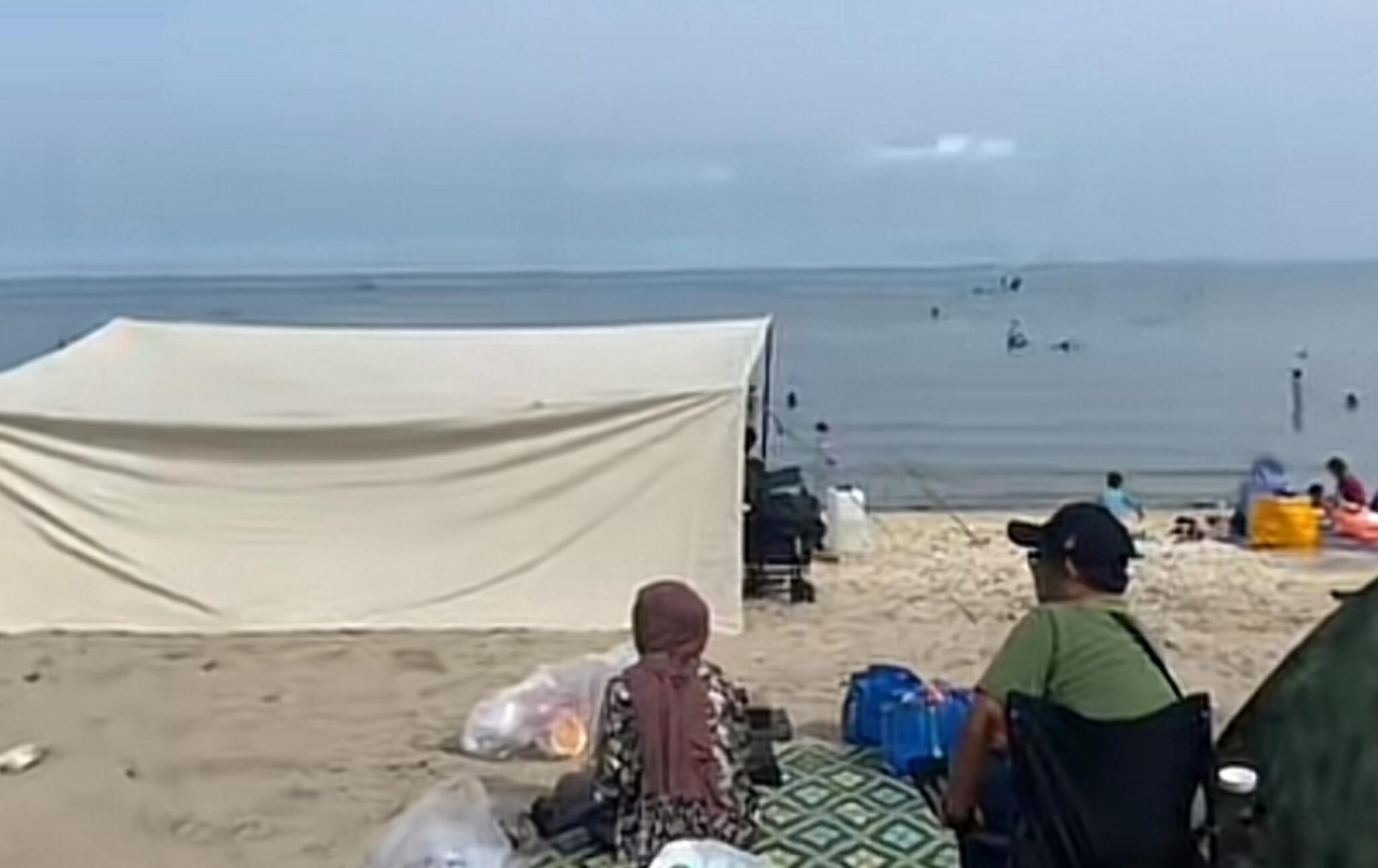 'Seluas-luas pantai, depan kami dia pacak khemah besar' - Kosmo Digital