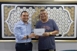 Anwar beri sumbangan kepada Azlee Senario - Kosmo Digital