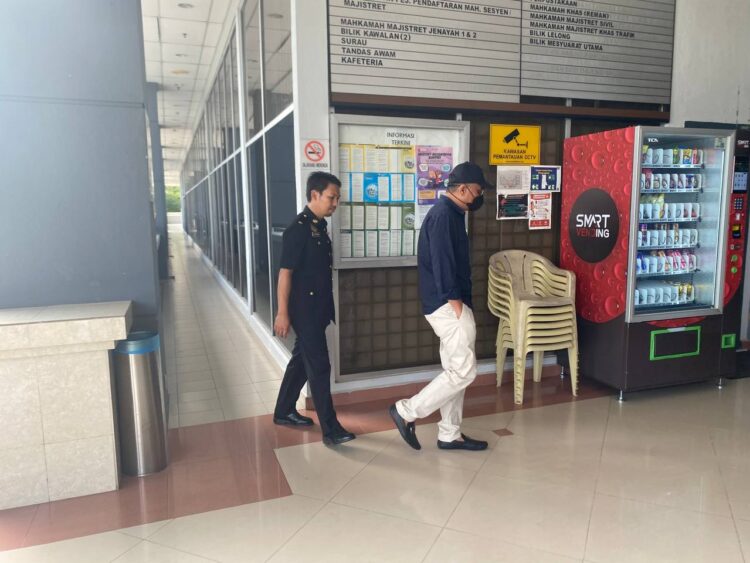 Tok Merah, isteri didakwa palsukan enam borang penilaian, perkhidmatan ... Tok Merah, isteri didakwa palsukan enam borang penilaian, perkhidmatan ...