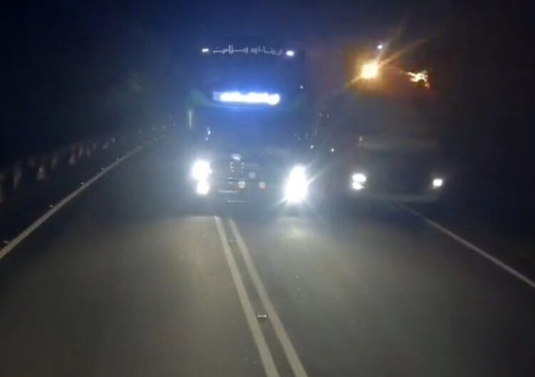 [VIDEO] E-Mutiara gantung tugas pemandu bas potong treler di selekoh ...