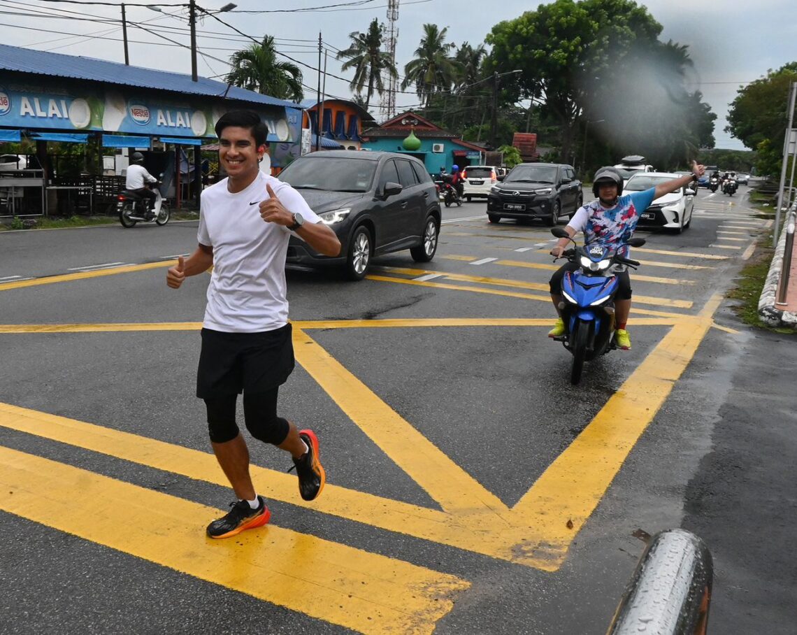 [VIDEO] Pak cik hulur duit tepi jalan, Syed Saddiq raih RM25,000 ...