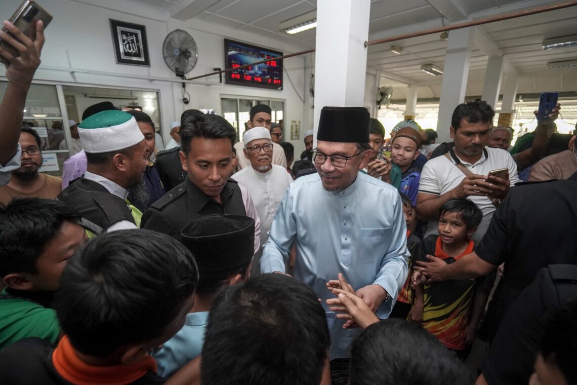 Anwar sertai solat Jumaat bersama rakyat di Surau An-Najah - Kosmo Digital
