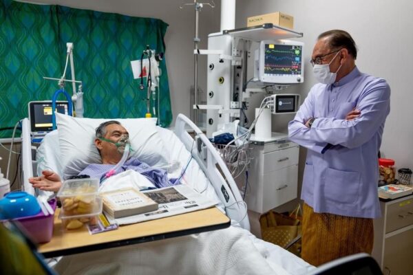 Anwar lawat Pengarah Media, Komunikasi PMO di Hospital Serdang - Kosmo ...