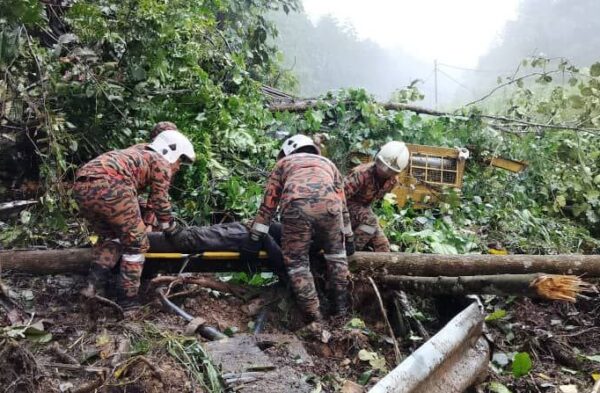 Dua maut treler bawa jentera berat terbalik - Kosmo Digital