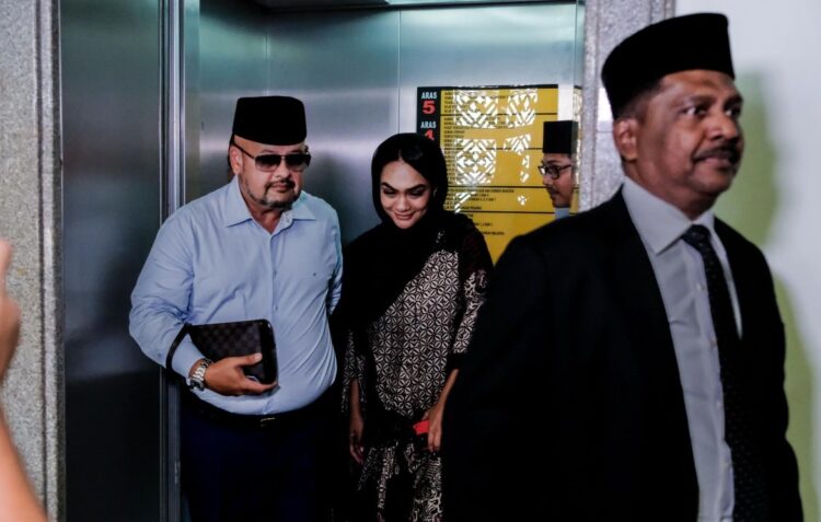Harith Iskander, Dr. Jezamine sah cerai talak satu - Kosmo Digital