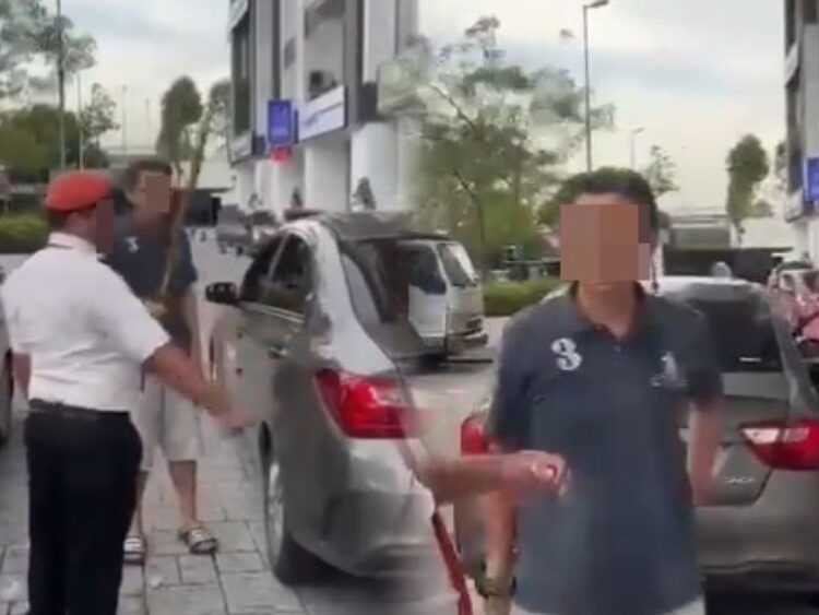 Pemandu e-hailing maki, ludah penumpang - Kosmo Digital