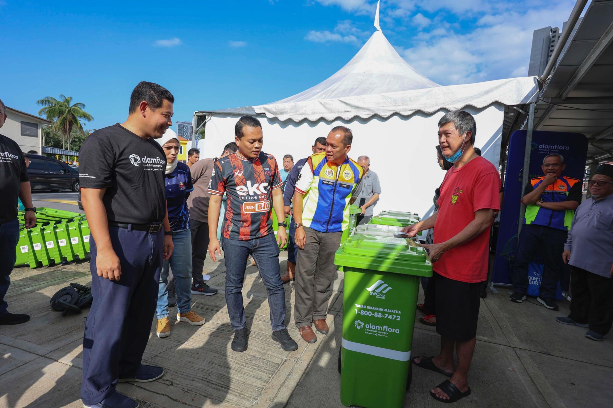 Alam Flora edar 100 tong MGB alih di Taman Sri Rampai - Kosmo Digital