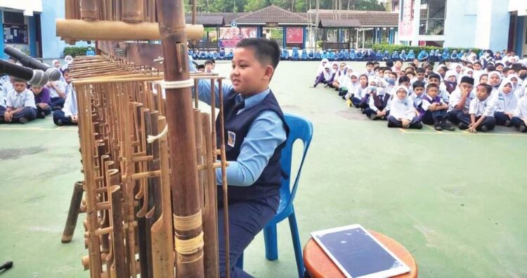 Aqif Imran pemain angklung cilik berbakat besar - Kosmo Digital