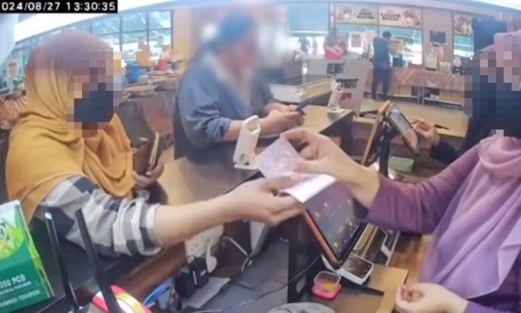 [VIDEO] Konon nak tukar duit, wanita warga asing buat 'magic' songlap ...