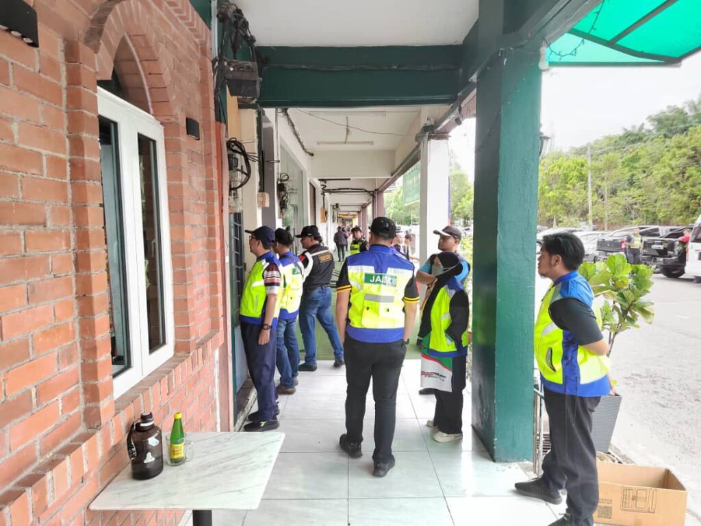 Op Global: 285 barang kes Al-Arqam, gambar Ashaari dirampas di Melaka ...