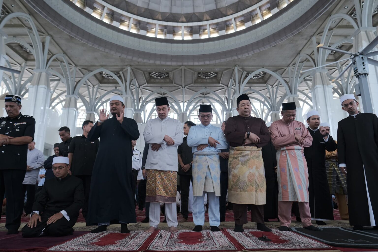 Anwar solat Jumaat bersama rakyat di Putrajaya sebelum ke Parlimen - Kosmo Digital