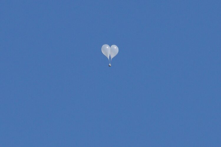 Belon sampah Korea Utara jatuh depan pejabat Presiden Korea Selatan ...