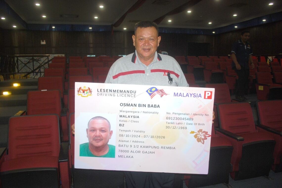 Menitis air mata dapat lesen motosikal selepas 37 tahun - Kosmo Digital