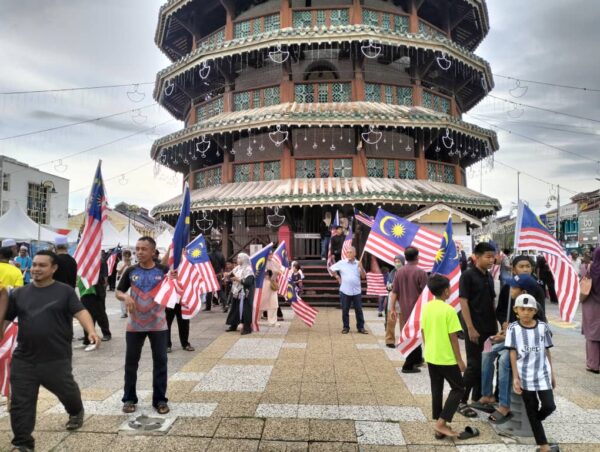 Lebih 300 berhimpun di Menara Condong - Kosmo Digital