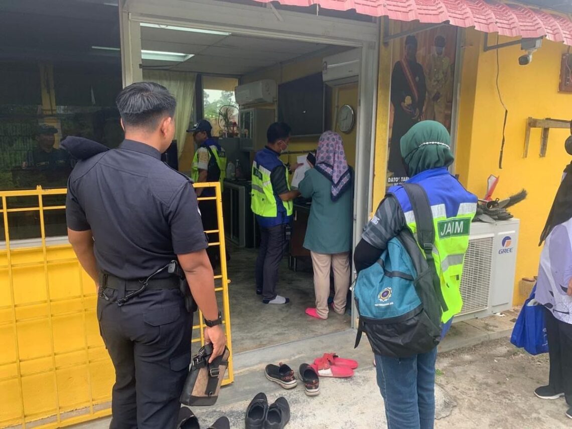 Pusat rawatan Tabib Adam seru makhluk halus diserbu - Kosmo Digital