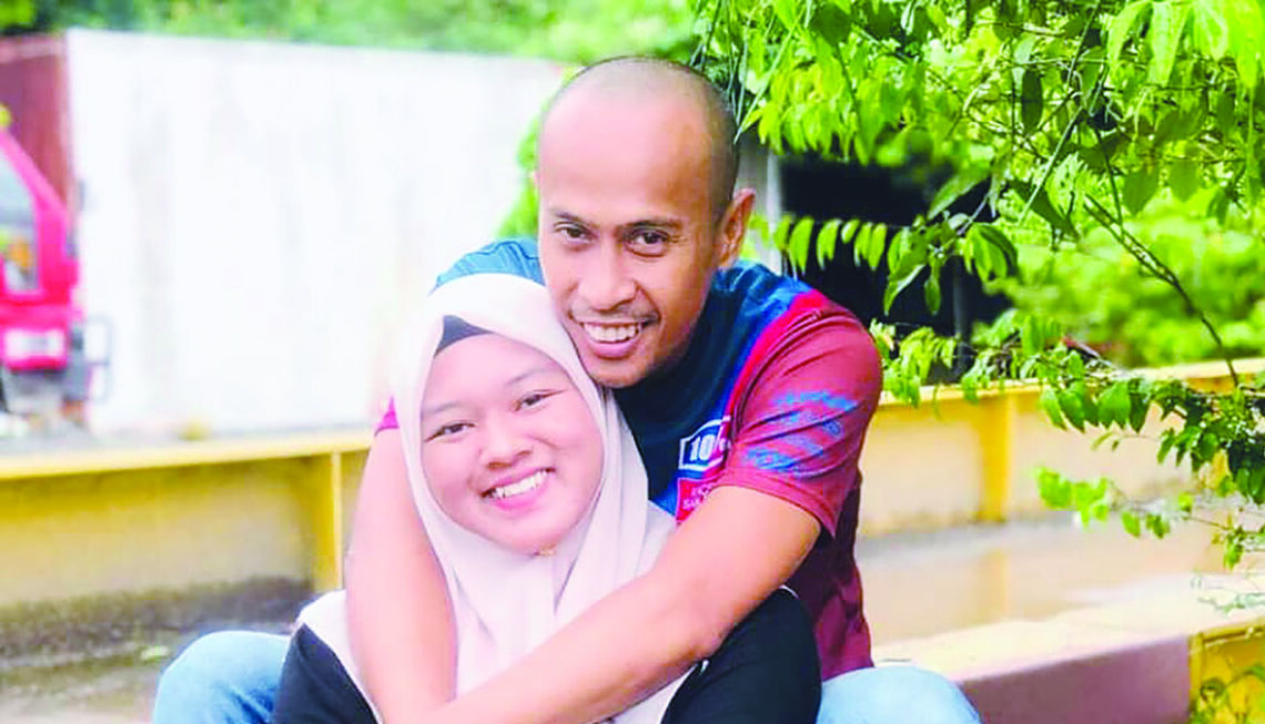 Isteri kerja 'cleaner' gaji untuk suami, hebat cinta Achey! - Kosmo Digital