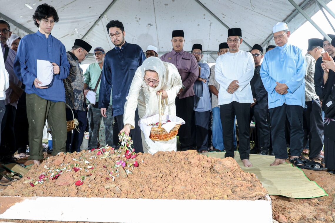 Jenazah Tun Daim selamat dikebumikan - Kosmo Digital