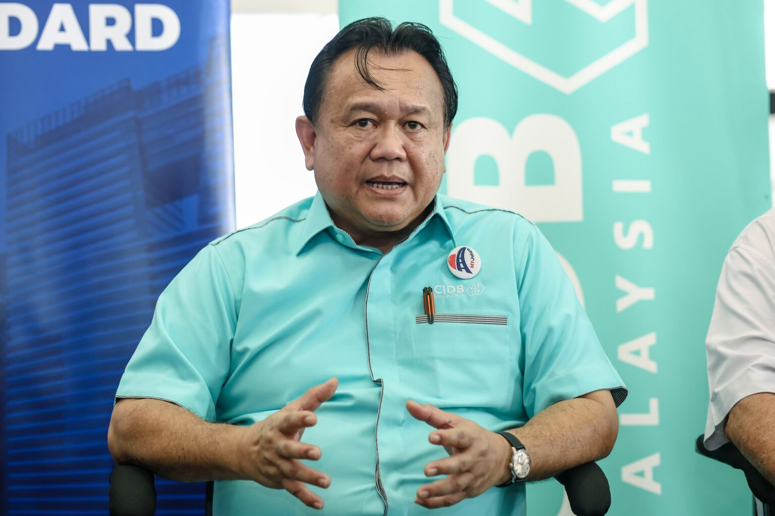 Bahan turapan kukuh untuk jalan Pulau Indah, Pelabuhan Utara - Kosmo ...