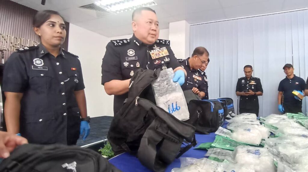 Pasangan suami isteri kerja edar dadah dicekup polis - Kosmo Digital