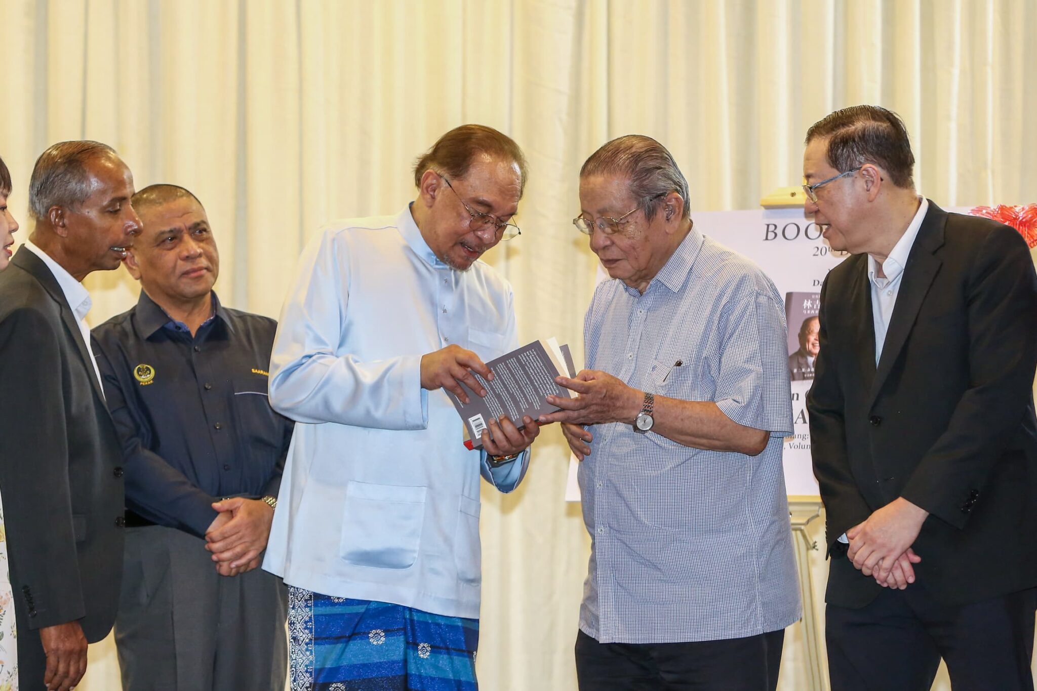 Pelantikan Musa YDP Sabah diperkenan Agong, saya terima baik - Anwar ...