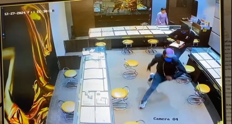 [VIDEO] Dua lelaki rompak kedai emas di Melaka - Kosmo Digital