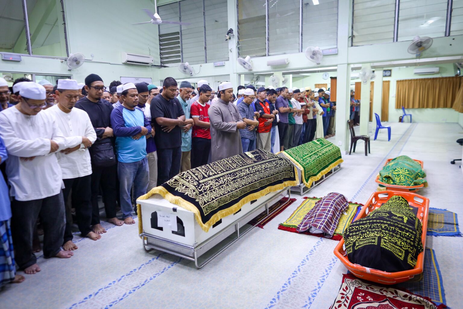 Nahas ngeri Melaka: 300 jemaah solat jenazah lima sekeluarga - Kosmo Digital