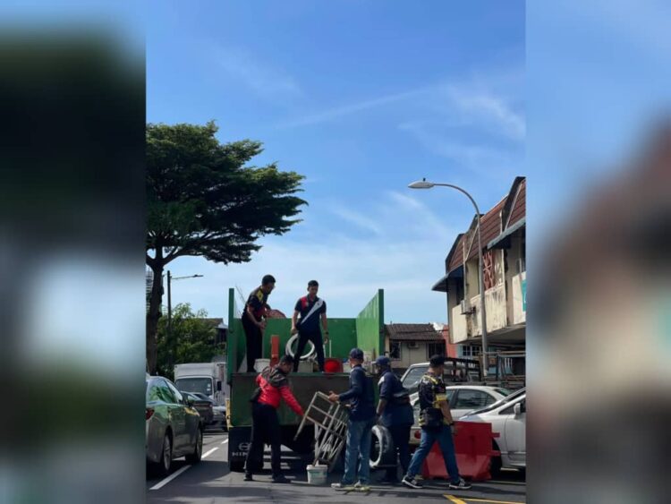 Guna kon, tayar terpakai dan tong cat untuk 'cop parkir' - Kosmo Digital
