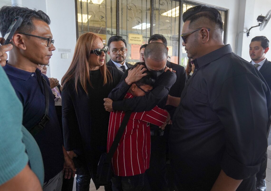 Along Cham peluk isteri, anak lepas tanpa bebas satu kes dadah - Kosmo ...