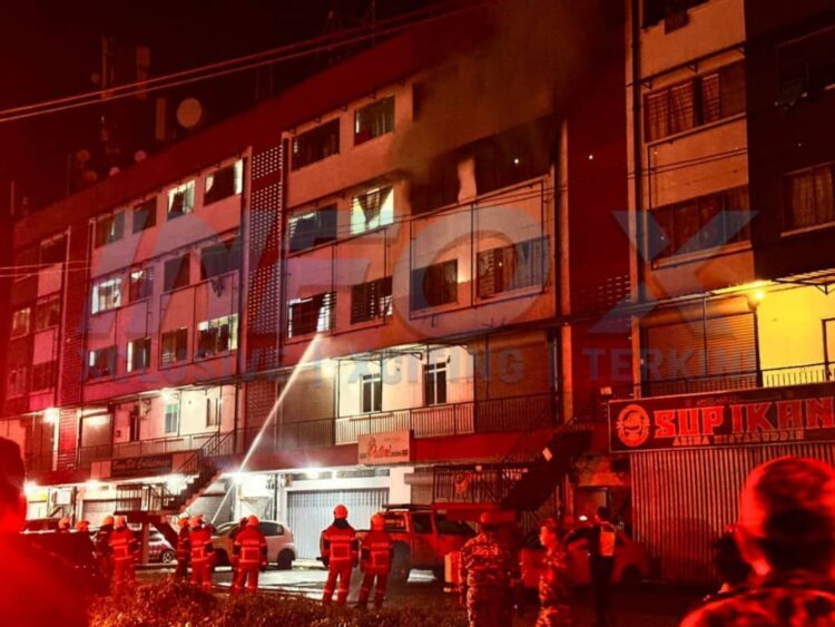 Bomba direnjat elektrik ketika padam api - Kosmo Digital