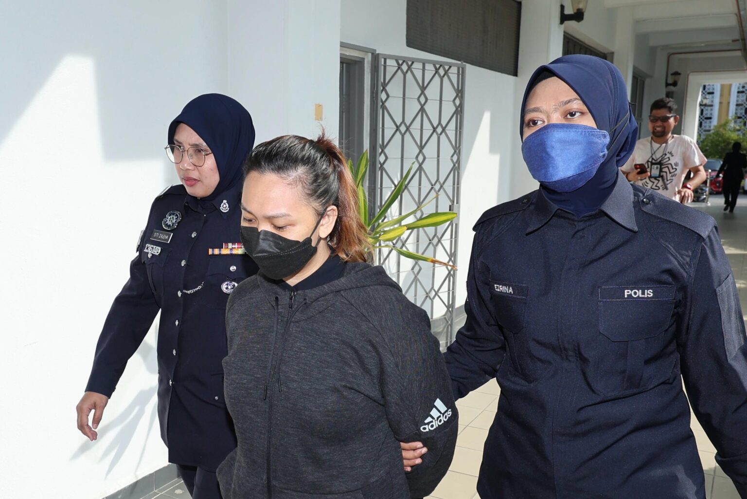 [VIDEO] Ika didakwa tipu Afreena jamin suami keluar, turunkan seksyen pertuduhan - Kosmo Digital