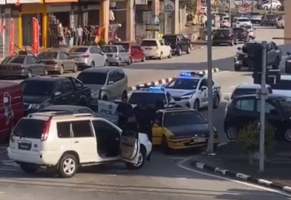 [VIDEO] Aksi kejar kereta kuning di Kluang tular - Kosmo Digital