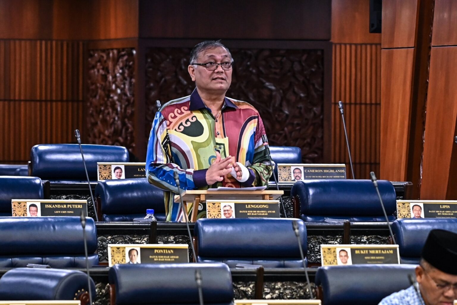 Dewan Rakyat : IC palsu dijual RM4,000 hingga RM5,000 - Kosmo Digital