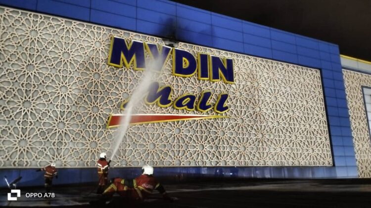 Papan tanda Mydin Meru terbakar - Kosmo Digital