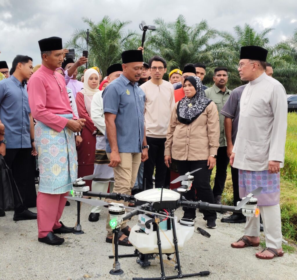 Anwar tinjau projek dron pertanian di Kampung Tebuk Haji Dollah - Kosmo ...